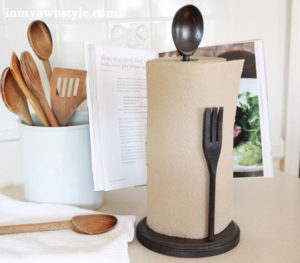 DIY Θήκη για Χαρτί Κουζίνας απο ξύλινες κουτάλες και πιρούνες!