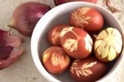 Βάψιμο αυγών με φυσικό Τρόπο: Ποια φρούτα και λαχανικά θα σας δώσουν τα ...