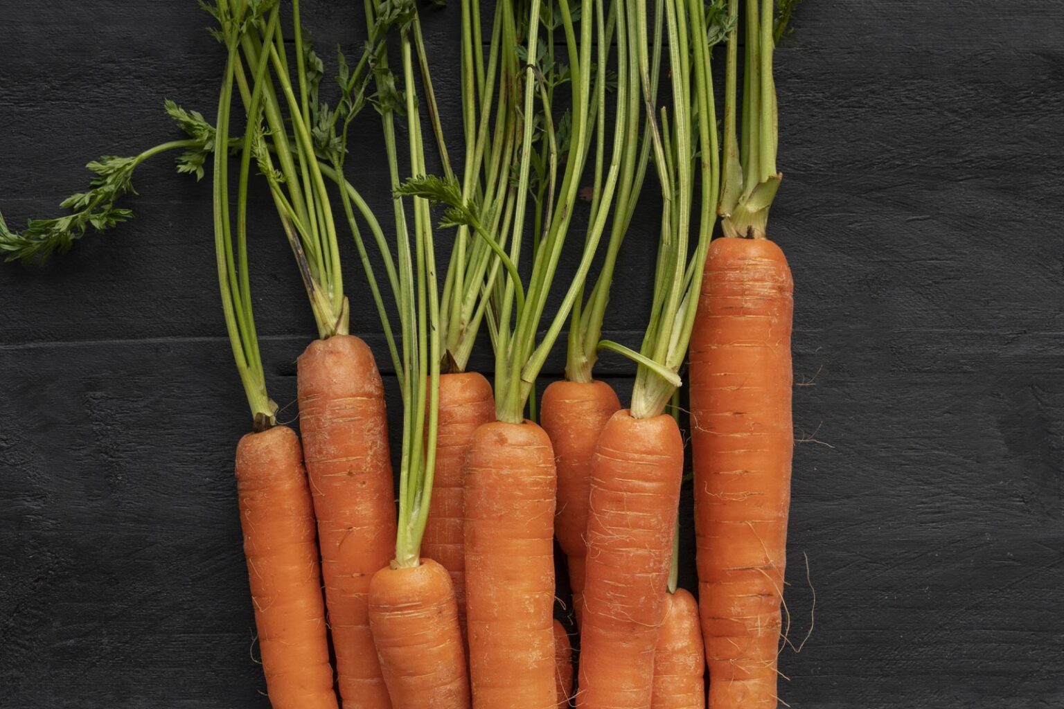 Καρότα: Είναι καλύτερα να τα τρως ωμά ή μαγειρεμένα;